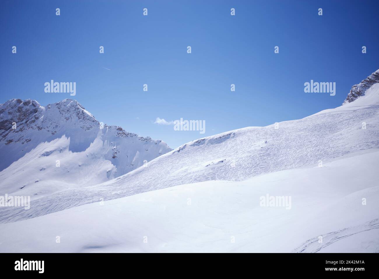 Hills covered with snow hi-res stock photography and images - Alamy