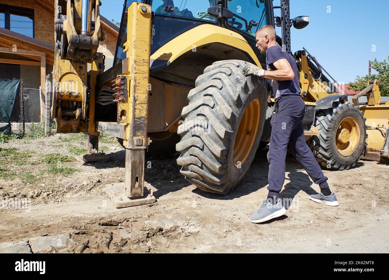 Mechanic changing tire on the bulldozer Stock Photo - Alamy