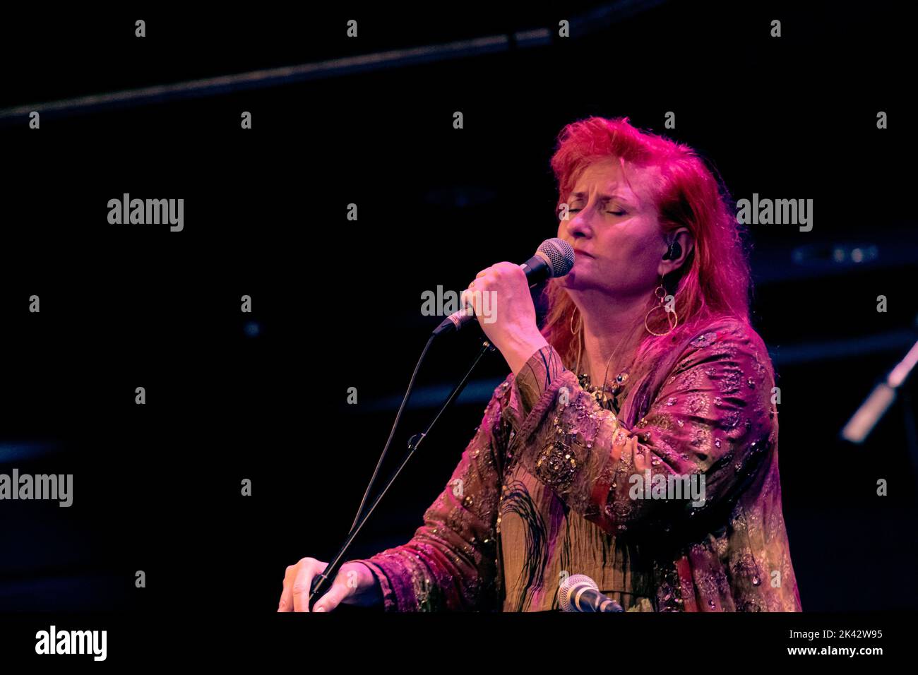 Eddi reader 40th anniversary tour hi-res stock photography and images ...