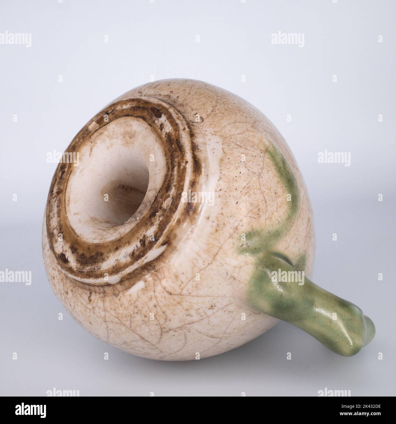 Chinese puzzle pot hi-res stock photography and images - Alamy