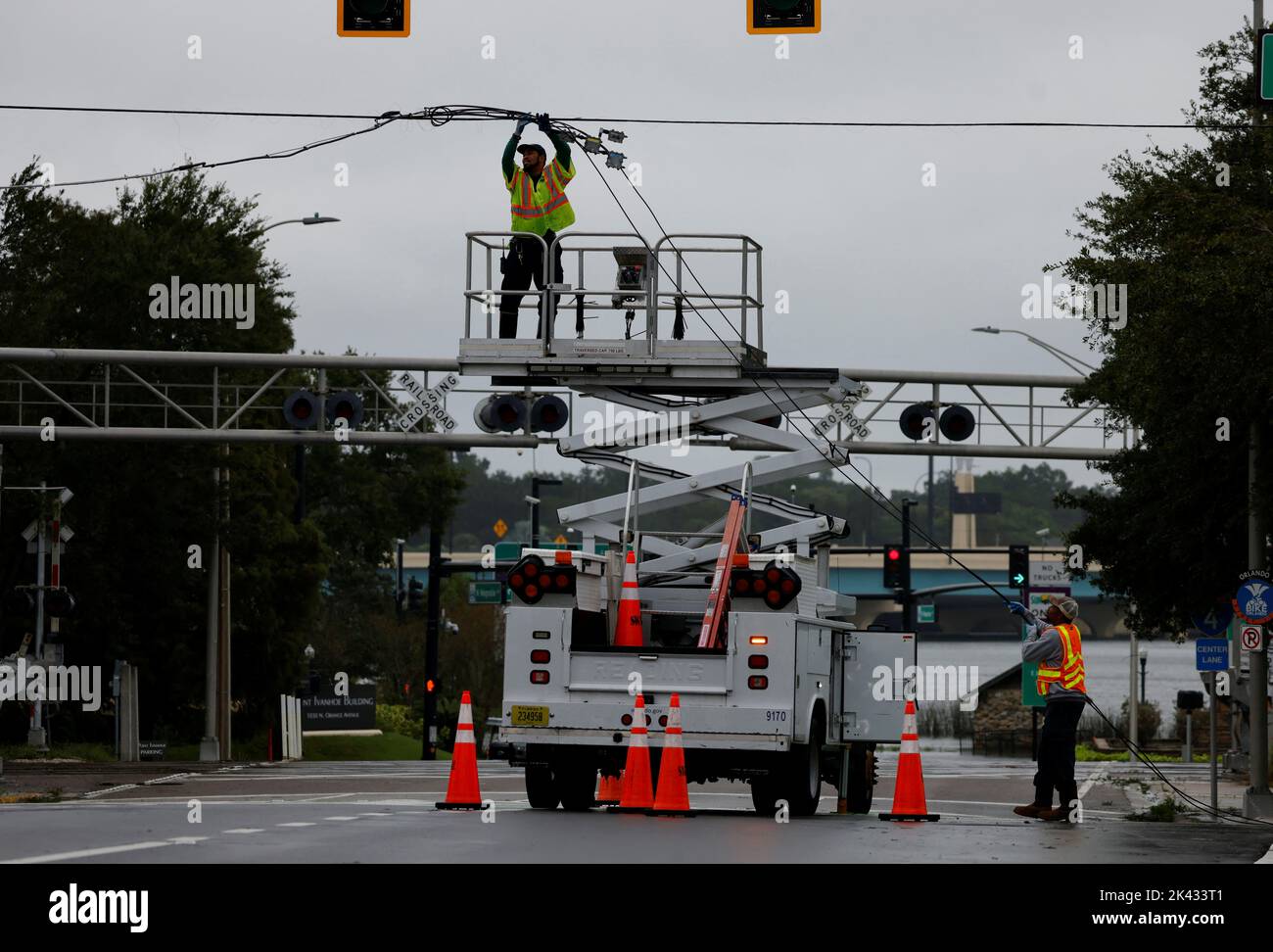 Broken traffic light hi-res stock photography and images - Alamy