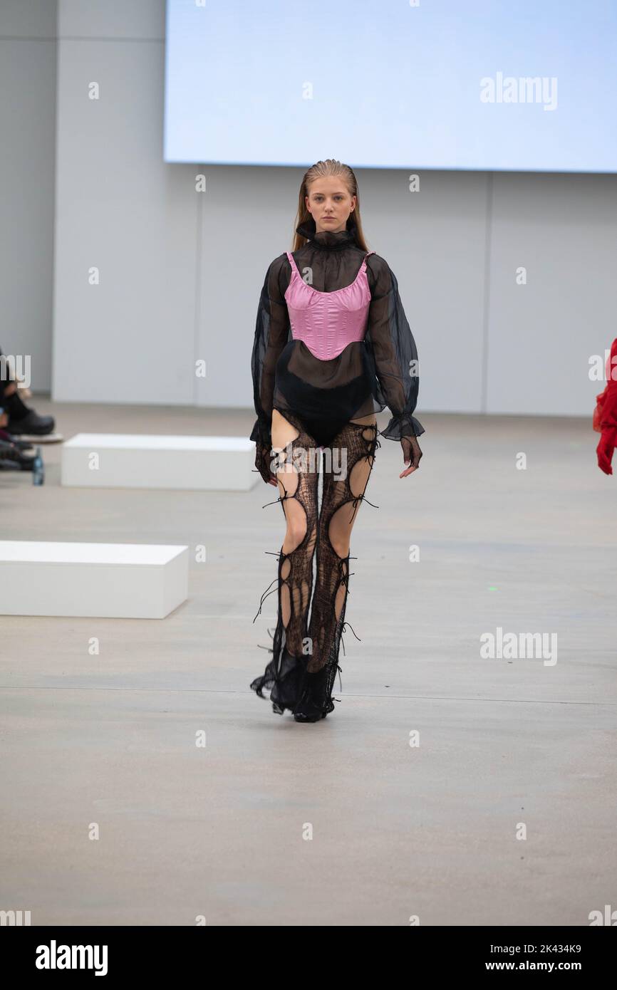 Collective Fashion Show, Ukrainische Nachwuchsdesigner:innen der ...