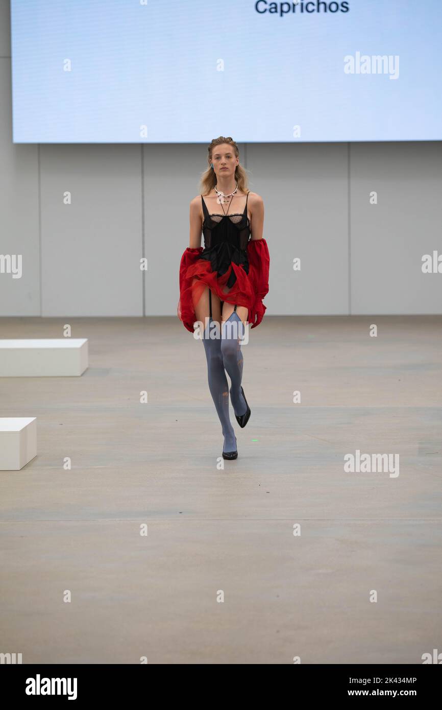 Collective Fashion Show, Ukrainische Nachwuchsdesigner:innen der ...