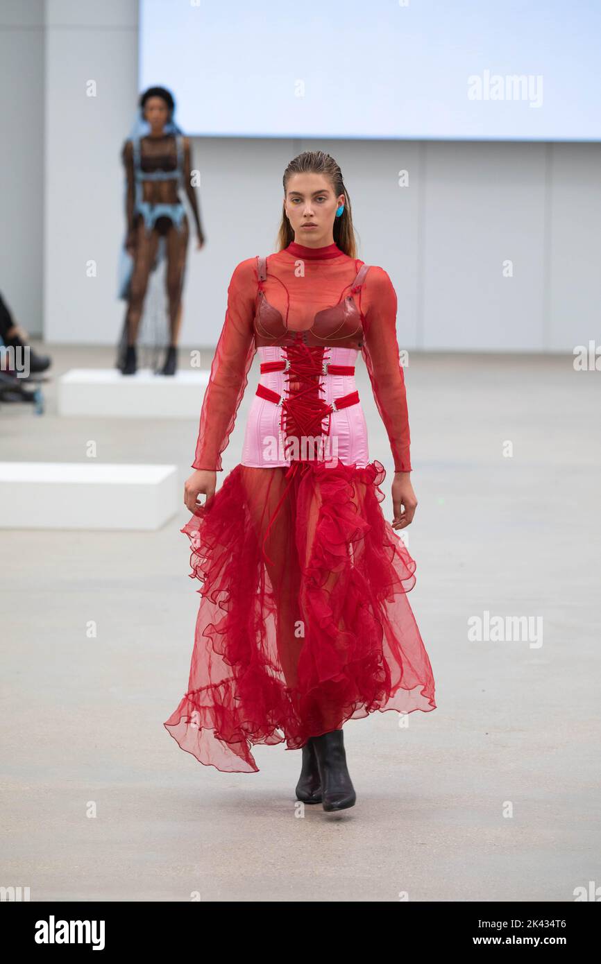 Collective Fashion Show, Ukrainische Nachwuchsdesigner:innen der ...