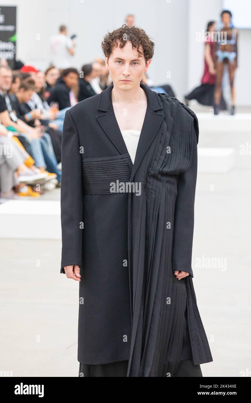 Collective Fashion Show, Ukrainische Nachwuchsdesigner:innen der ...