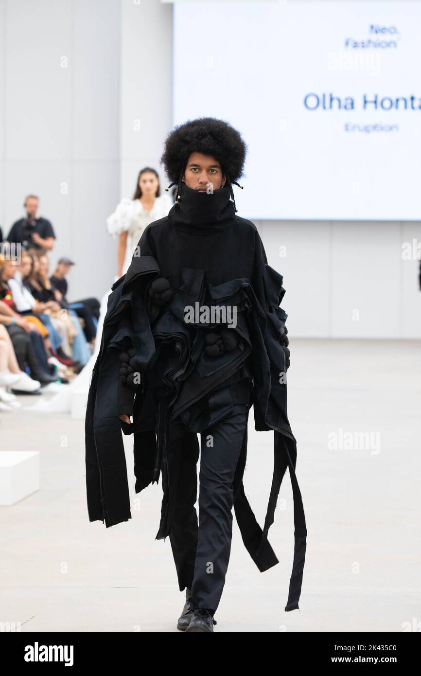 Collective Fashion Show, Ukrainische Nachwuchsdesigner:innen der ...