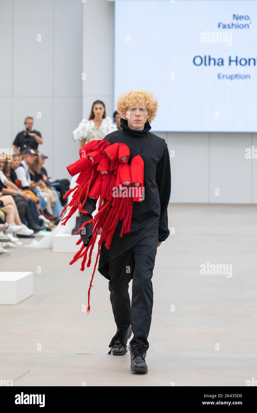 Collective Fashion Show, Ukrainische Nachwuchsdesigner:innen der ...