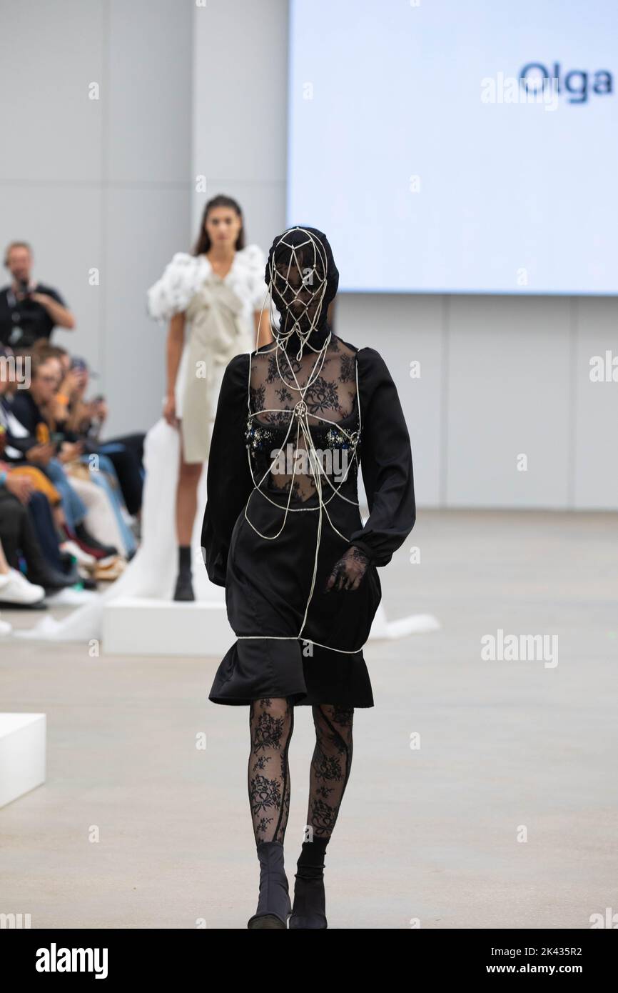 Collective Fashion Show, Ukrainische Nachwuchsdesigner:innen der ...