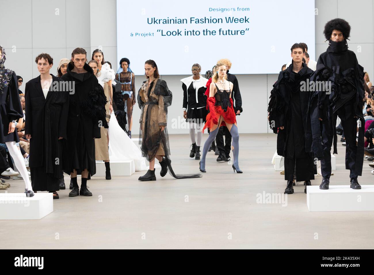 Collective Fashion Show, Ukrainische Nachwuchsdesigner:innen der ...
