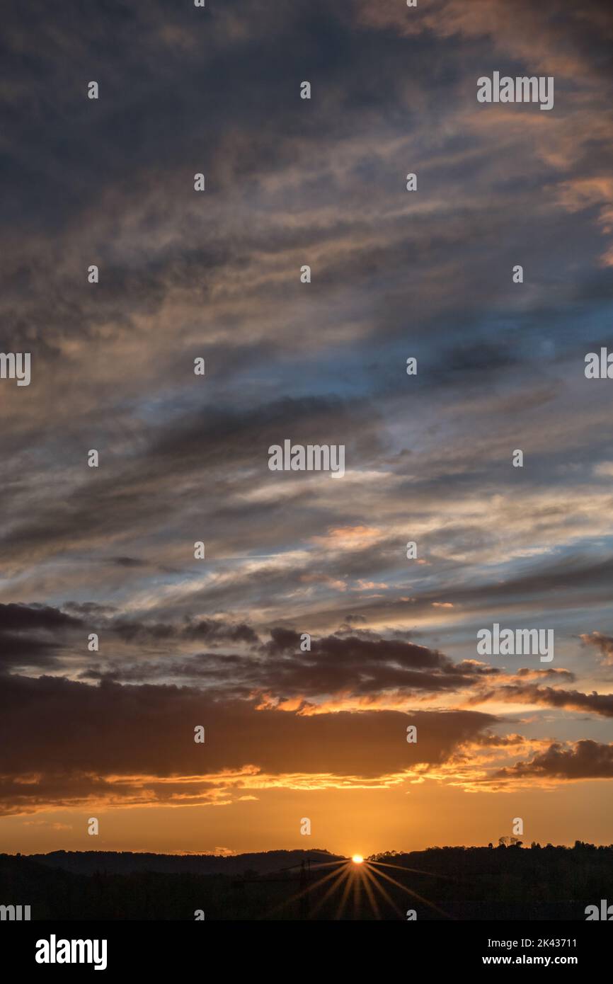 Cloudy sky and colorful sunset in the evening - Coucher de soleil avec ...