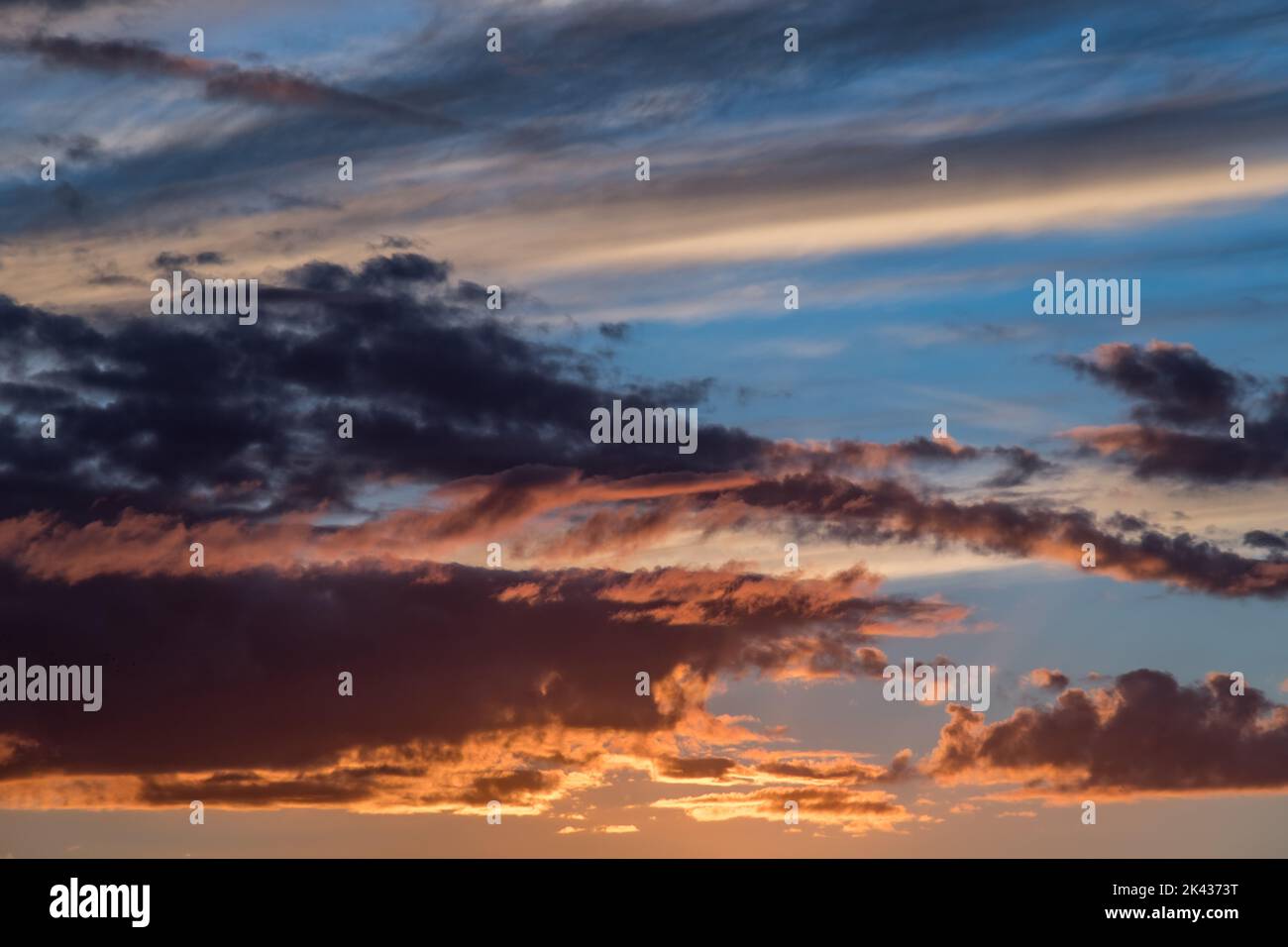 Cloudy sky and colorful sunset in the evening - Coucher de soleil avec ...