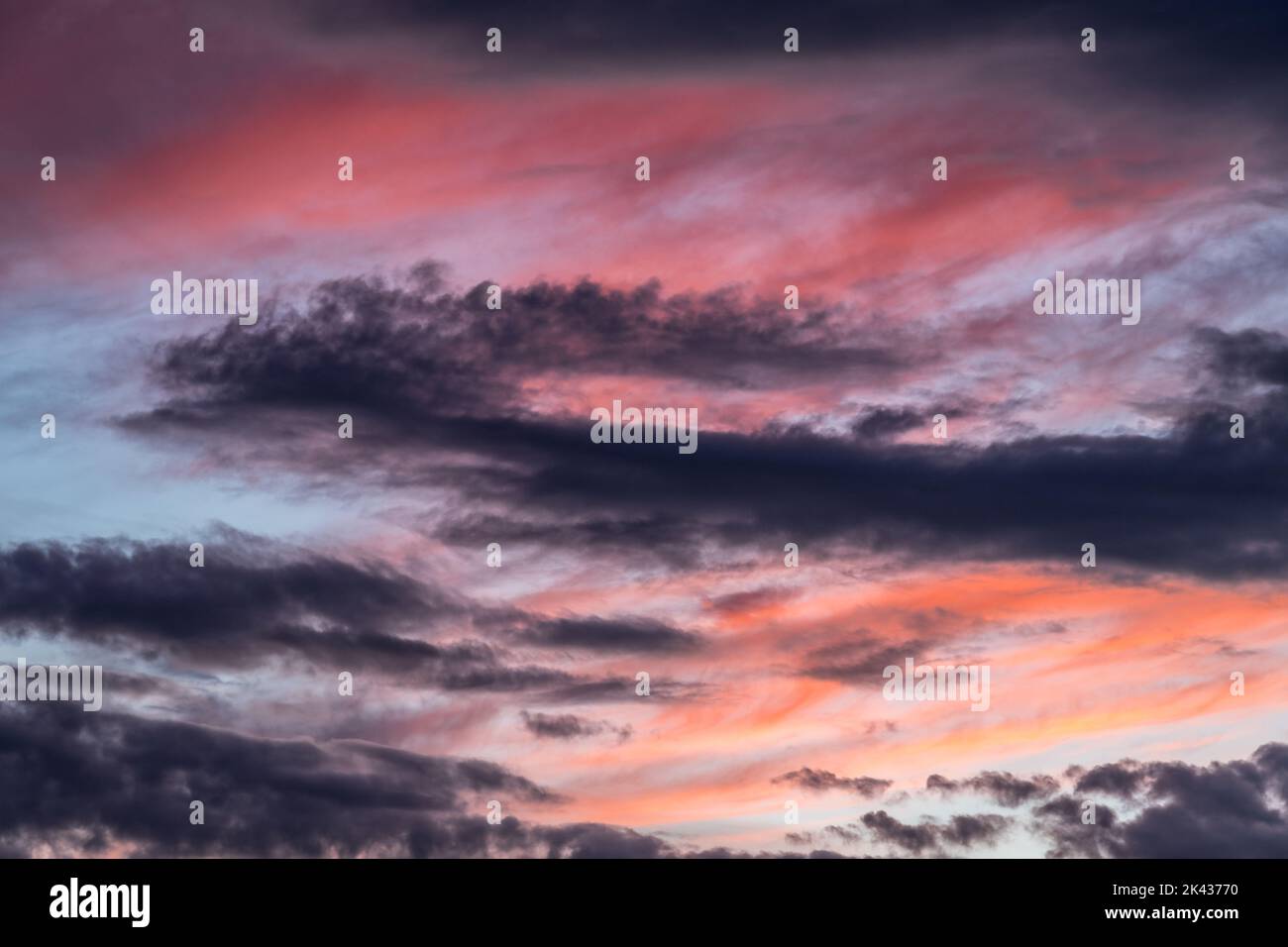 Cloudy sky and colorful sunset in the evening - Coucher de soleil avec ...