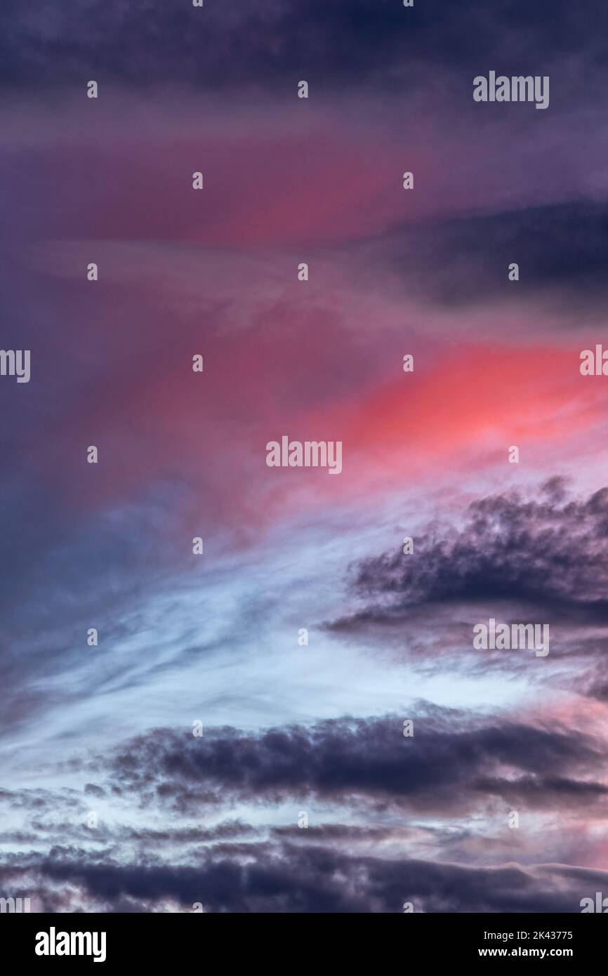 Cloudy sky and colorful sunset in the evening - Coucher de soleil avec ...