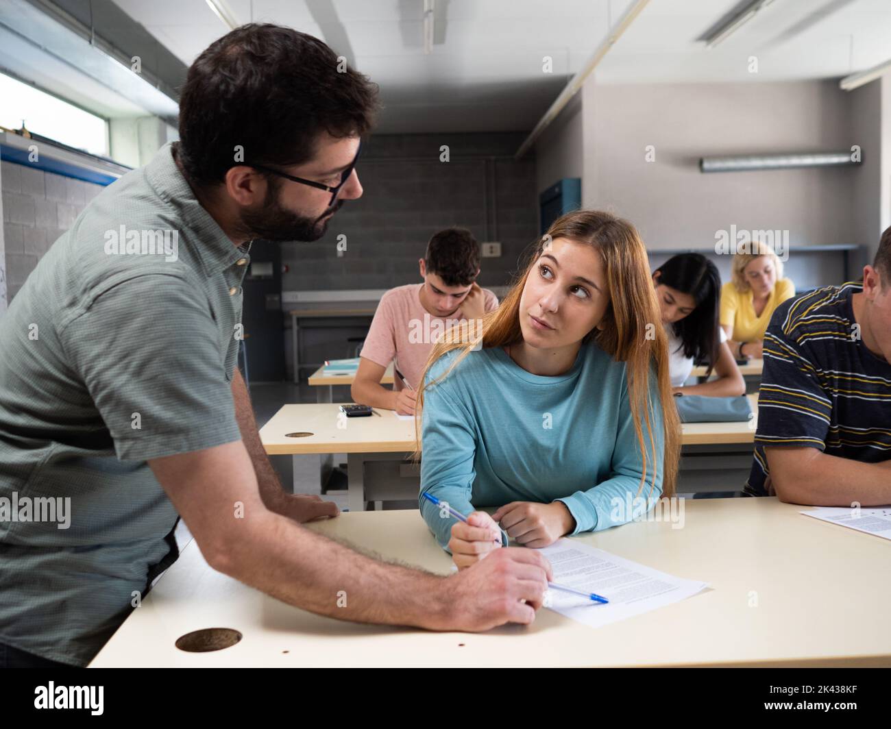 Advising hi-res stock photography and images - Alamy