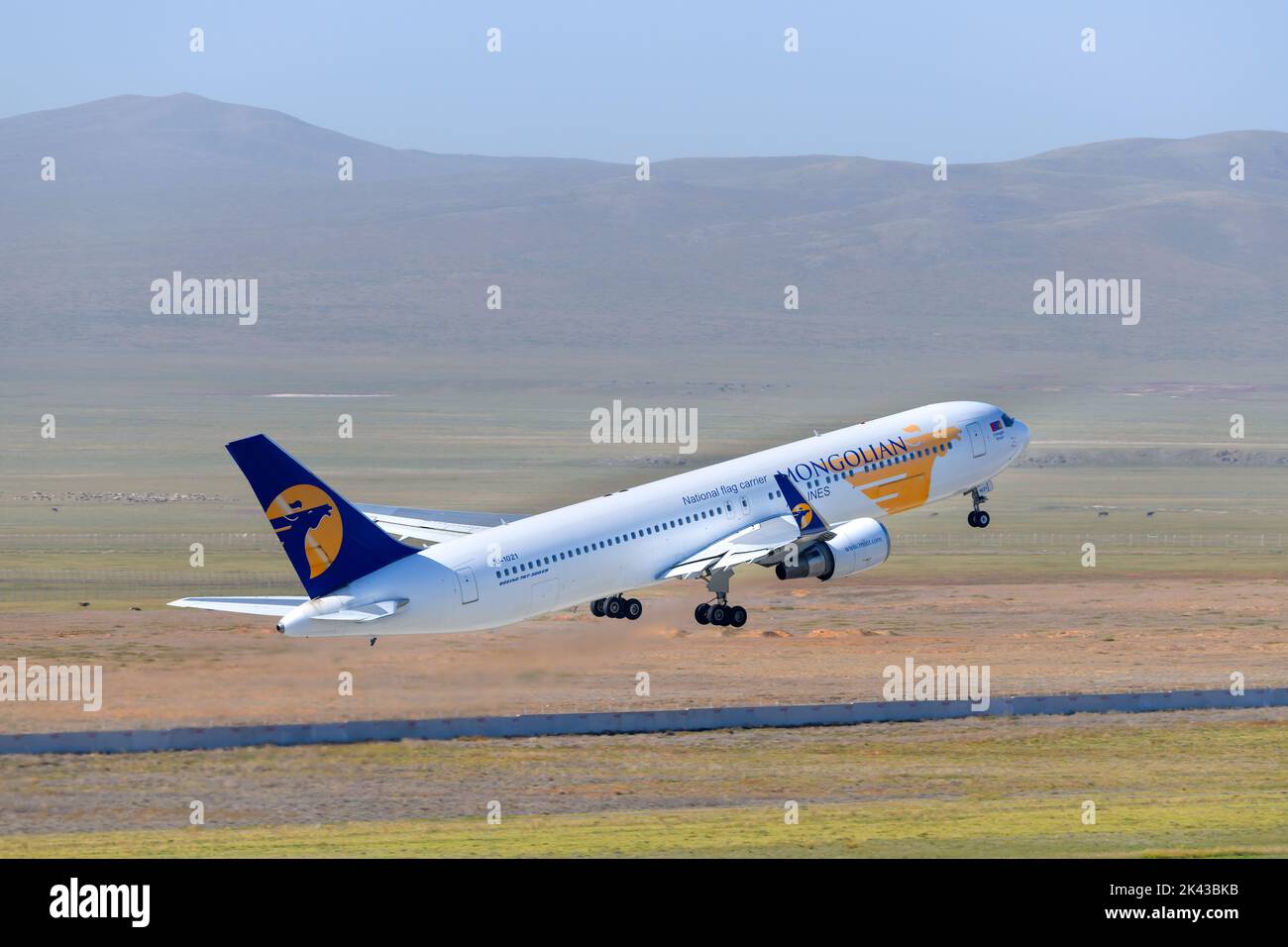 Miat mongolian airlines boeing 767 hi-res stock photography and images ...