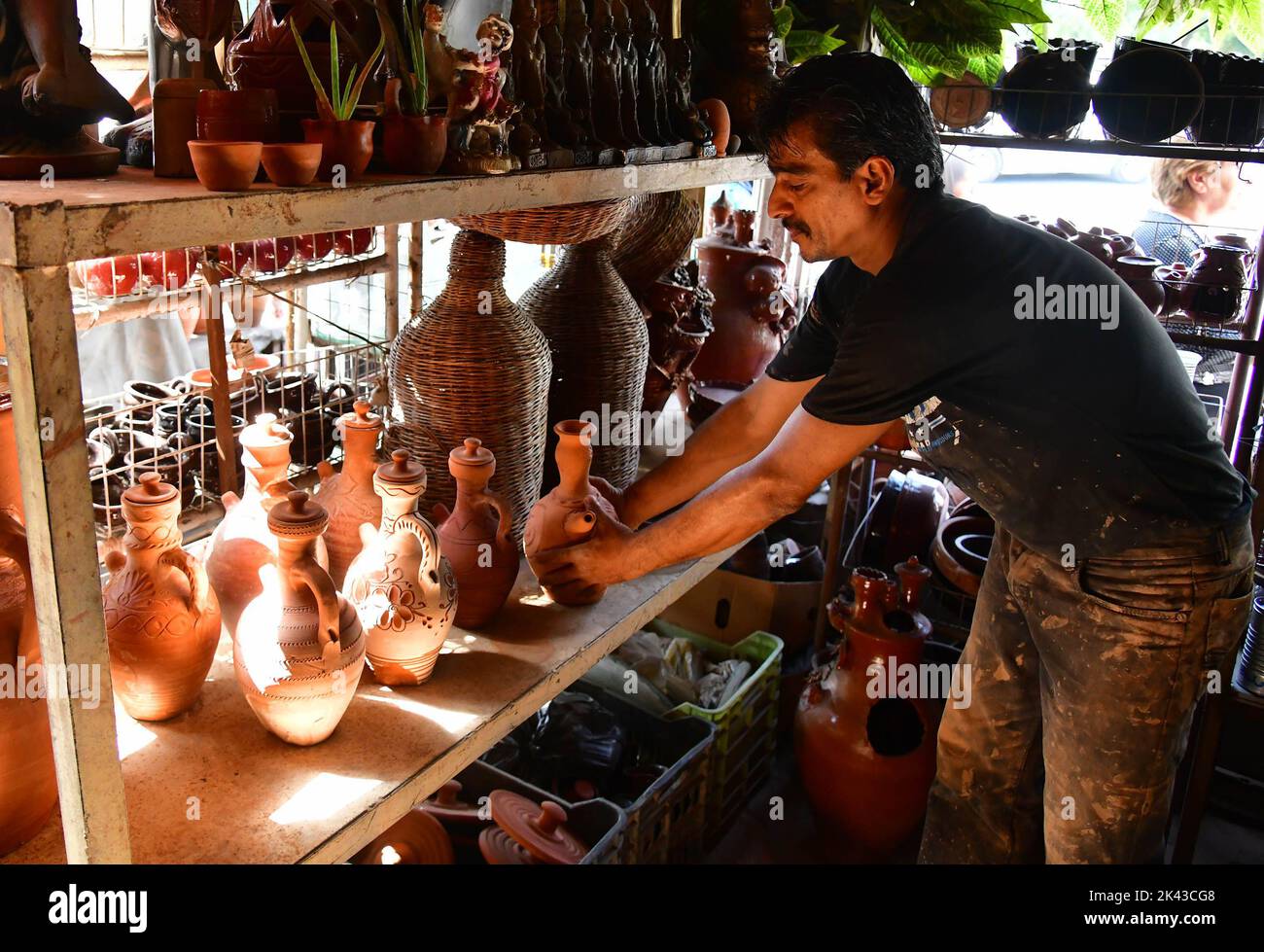 Clay pots syria hi-res stock photography and images - Alamy