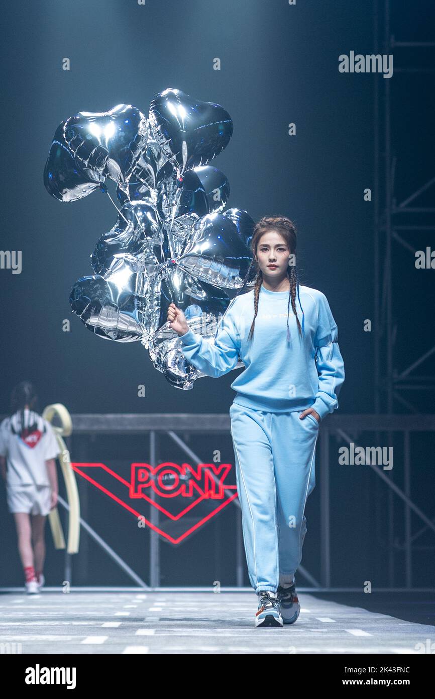 Actress tracksuit hi-res stock photography and images - Alamy