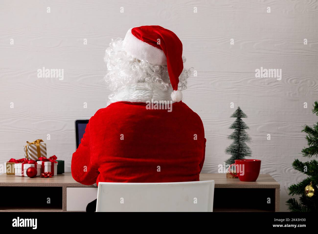 Using desk computer hi-res stock photography and images - Alamy