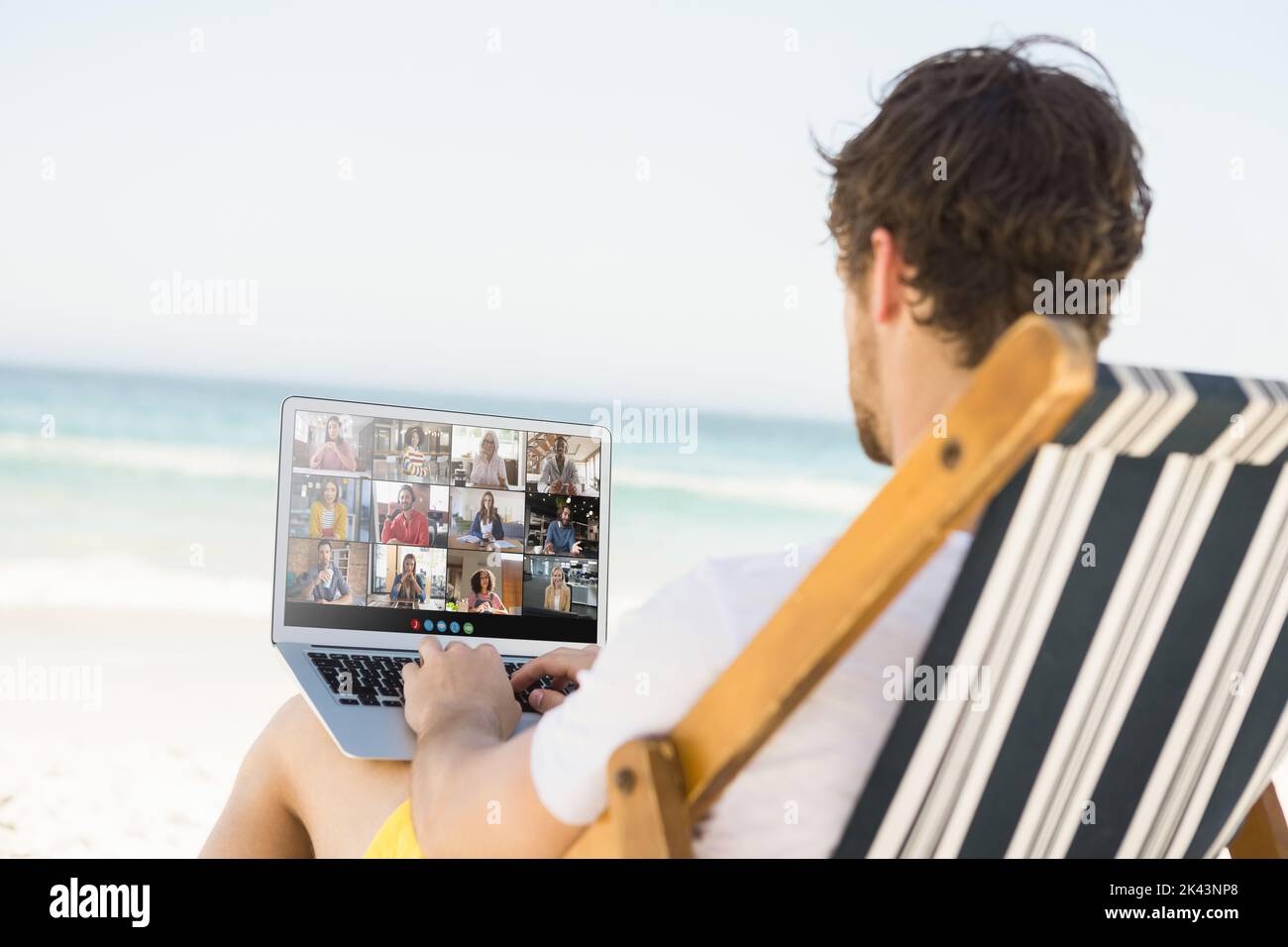 Group laptop beach hi-res stock photography and images - Alamy