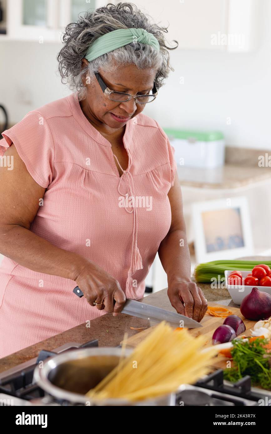 Women cooking hi-res stock photography and images - Alamy