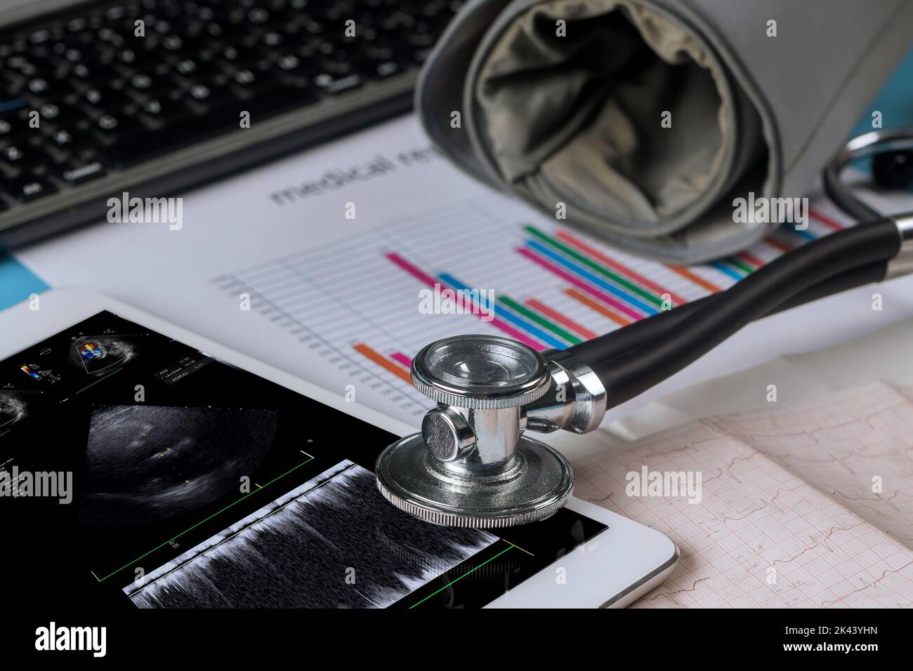 Examines pacient hi-res stock photography and images - Alamy