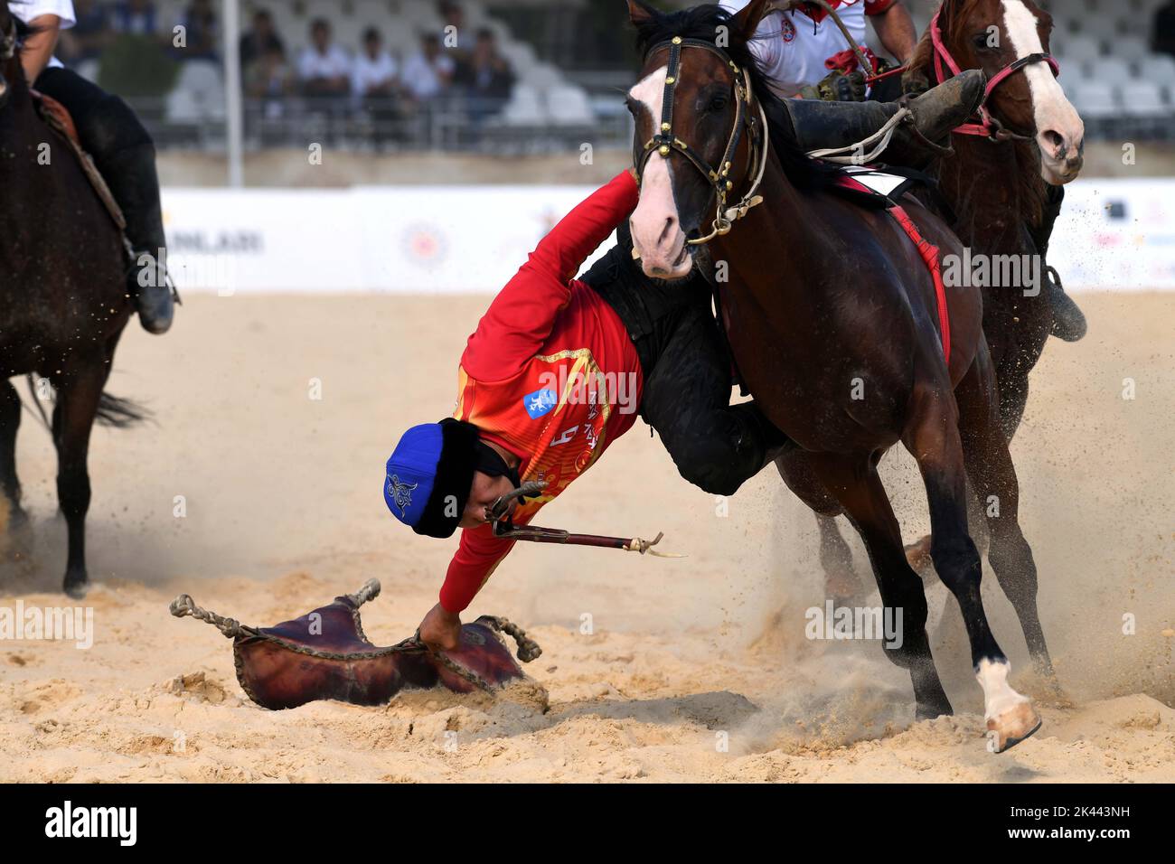 Iznik, T¨¹rkiye. 29th Sep, 2022. A horseman competes in the traditional ...