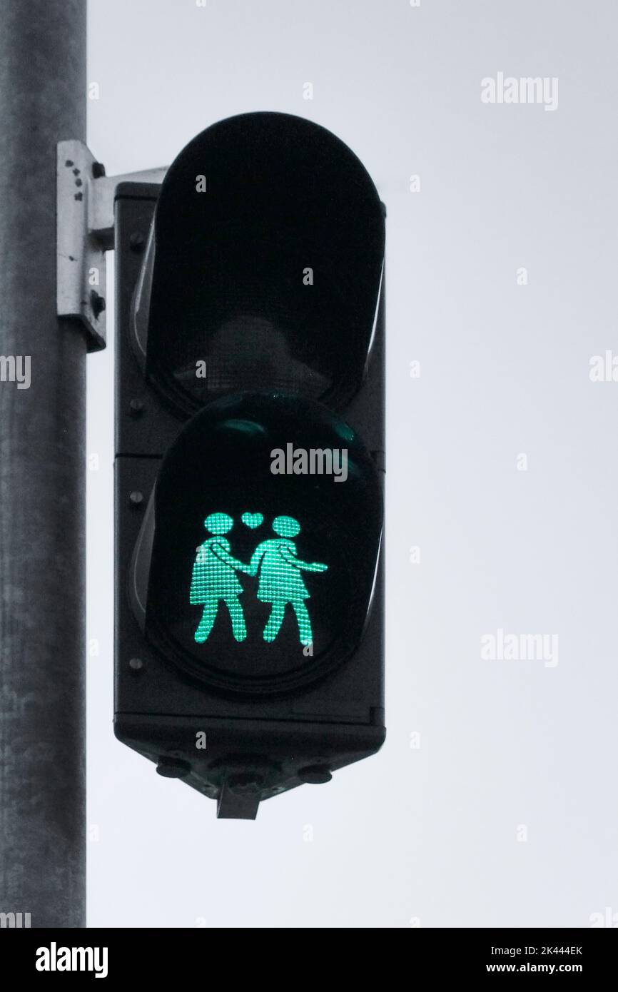 Green walk signal hi-res stock photography and images - Alamy