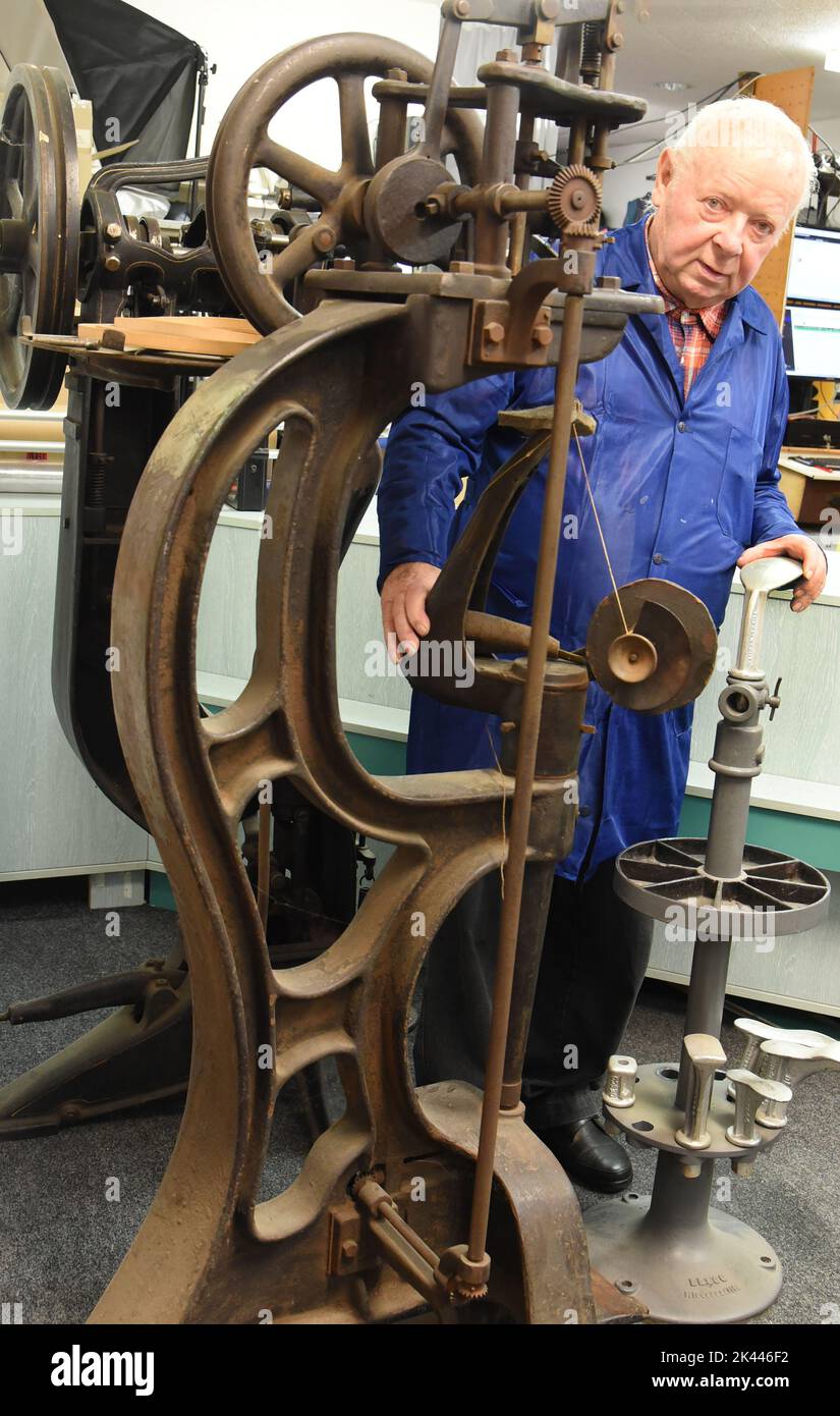 100 year old sewing machine hi-res stock photography and images - Alamy