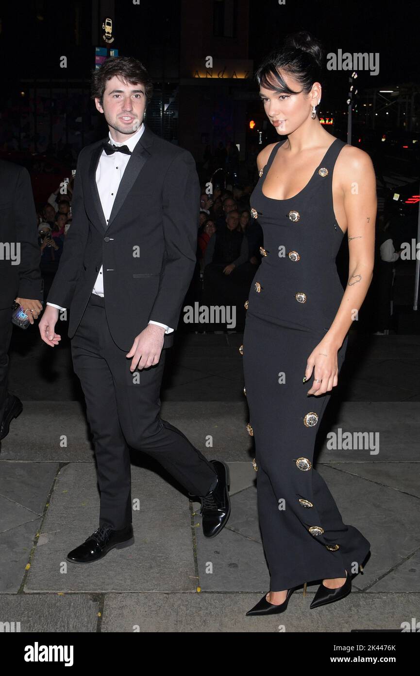 New York, USA. 29th Sep, 2022. Singer Dua Lipa (r) arrives at the Albie ...