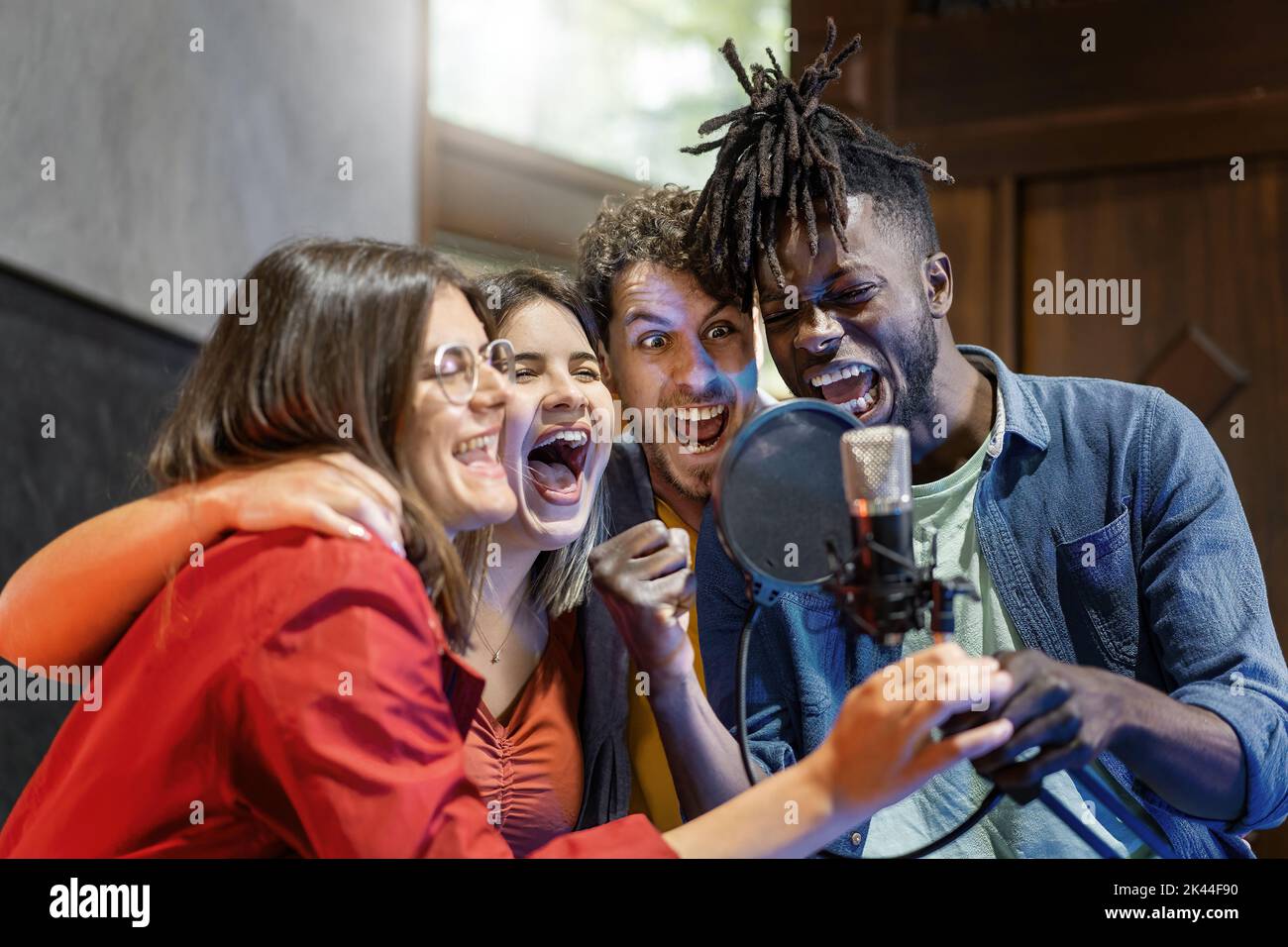 Loud mic hi-res stock photography and images - Alamy