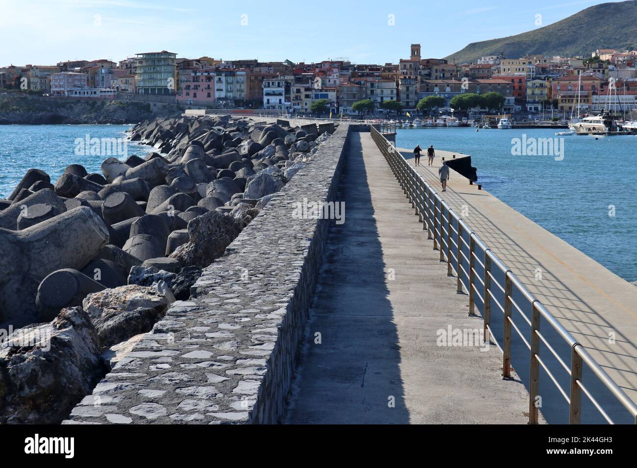 Marina di Camerota - Il borgo dall'estremita del molo sopraflutto Stock ...