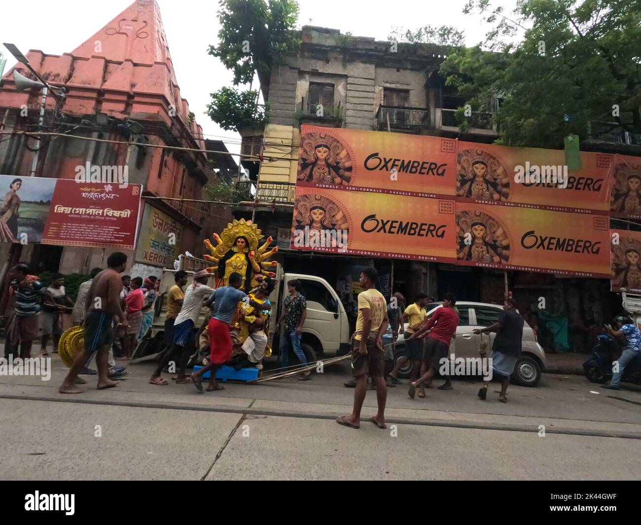 Kolkata, West Bengal, India. 30th Sep, 2022. Visitors look at an idol ...