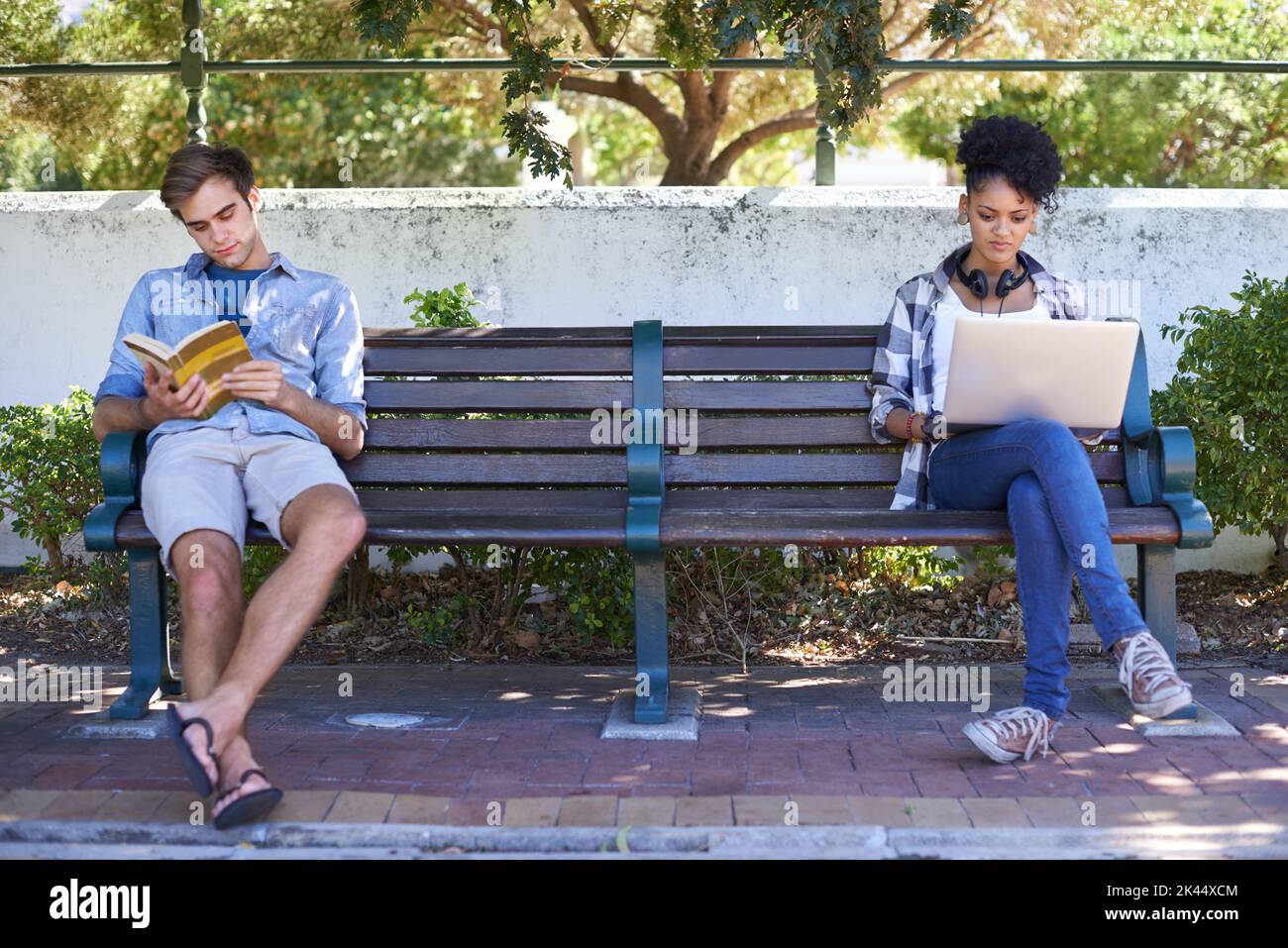 Sitting bench campus hi-res stock photography and images - Alamy