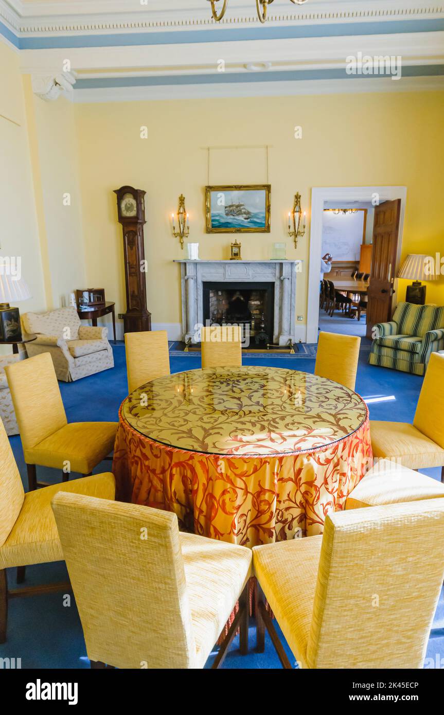 Chairs around round office table hi-res stock photography and images ...