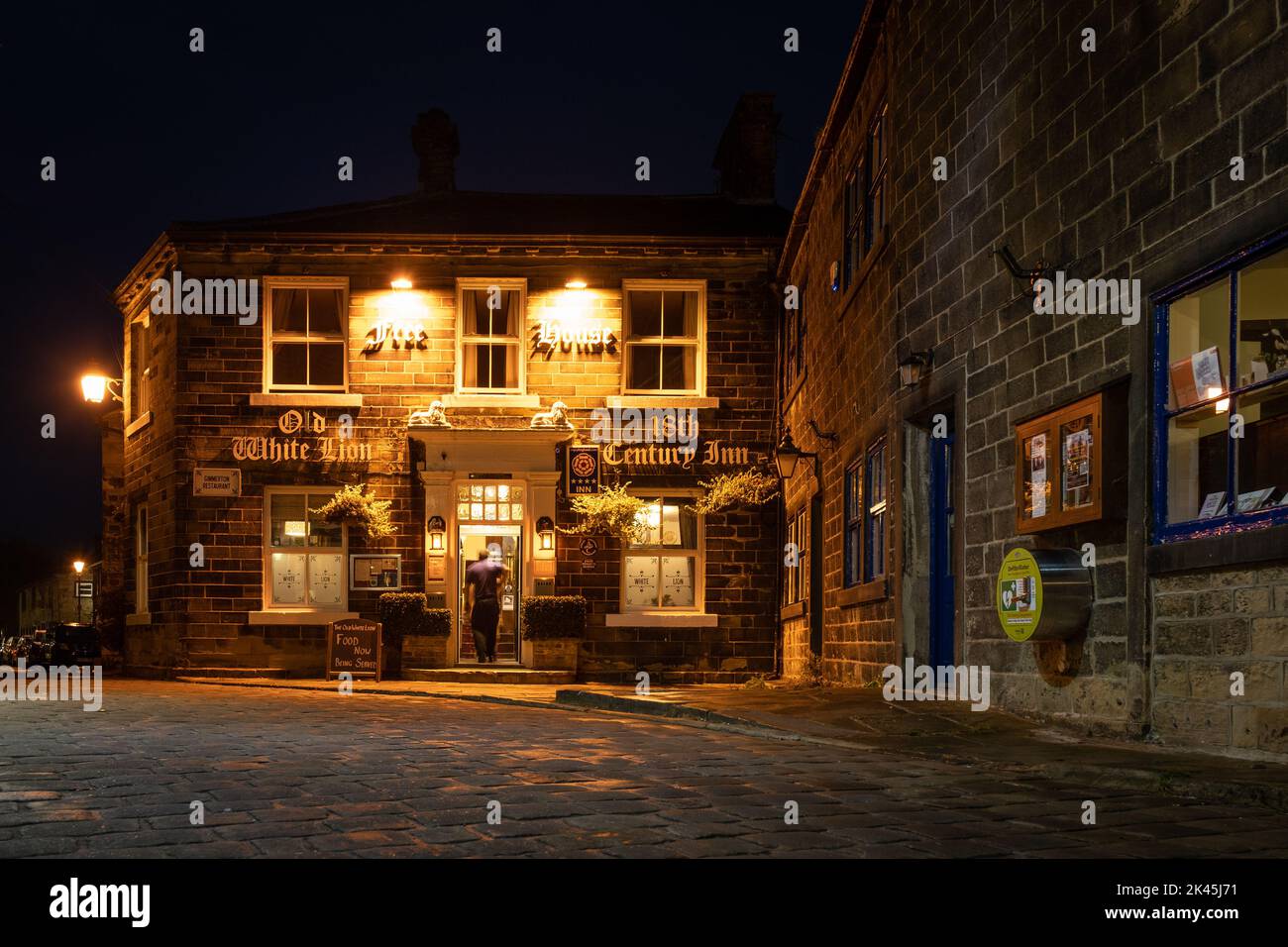 Old white lion pub hi-res stock photography and images - Alamy