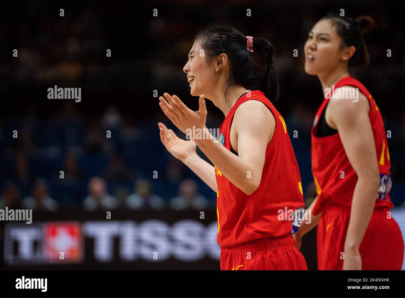Sydney, Australia. 30th Sep, 2022. Wang Siyu (5 China) talks to the ...