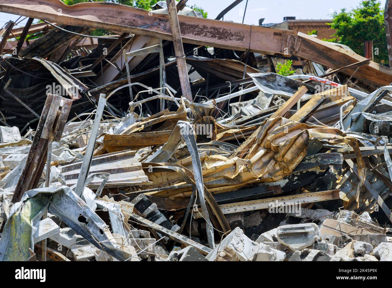 Ukraine destroyed house damaged broken hi-res stock photography and ...