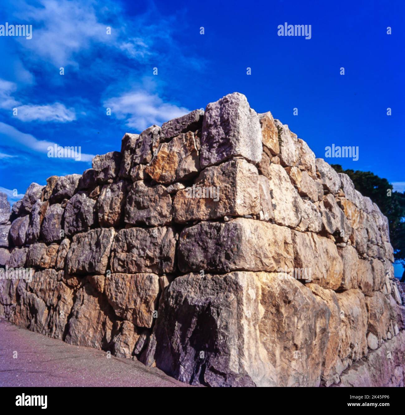 Muralla griega de las ruinas griegas de Ampuries, Gerona, España Stock ...