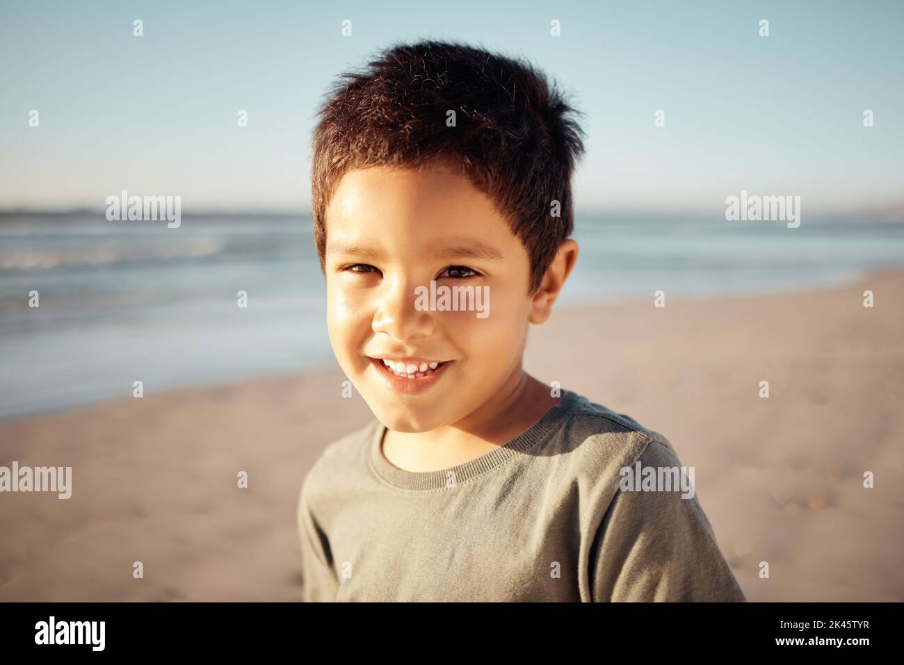Happy children at the sea hi-res stock photography and images - Alamy