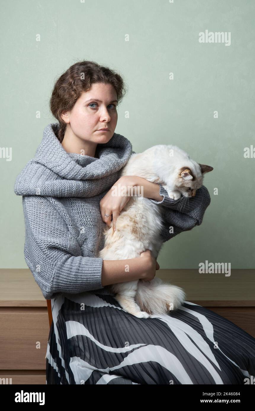 Pretty woman hug cat hi-res stock photography and images - Alamy