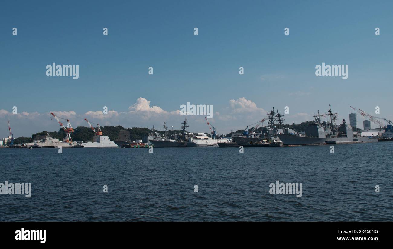 (L-R)Independence-class littoral combat ship, USS Oakland (LCS-24) and ...