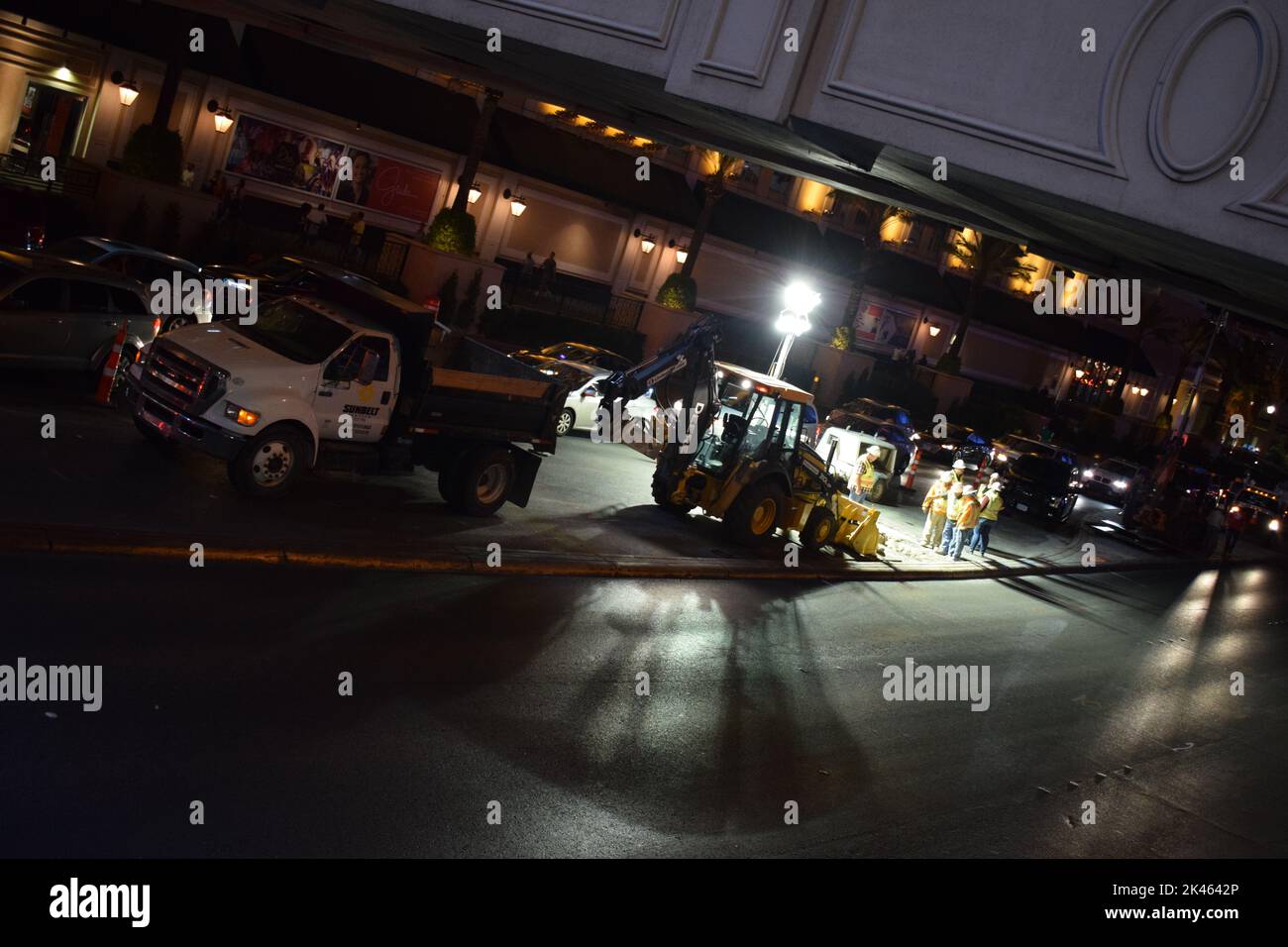 Road night construction workers hi-res stock photography and images - Alamy