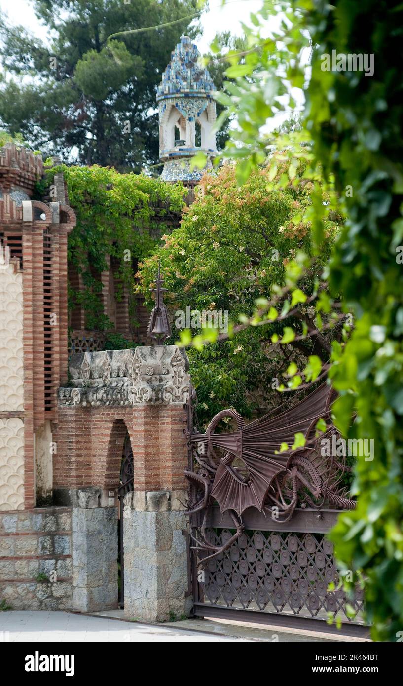Antoni Gaudi/ Finca Guell, dragon de forja. Modernismo. Barcelona, 1885 ...