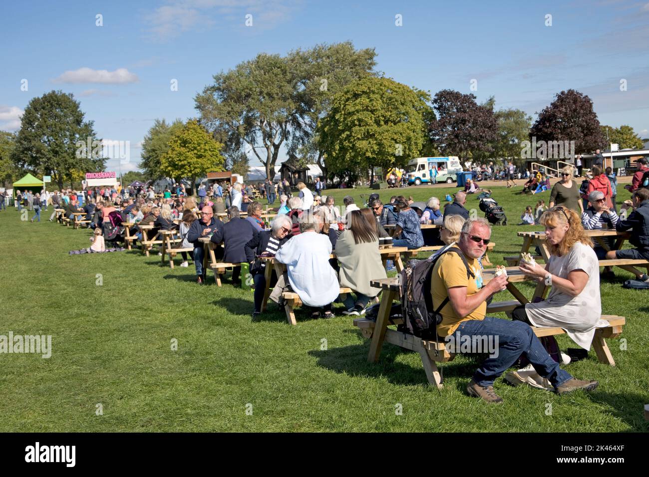 Tables sitting hi-res stock photography and images - Alamy