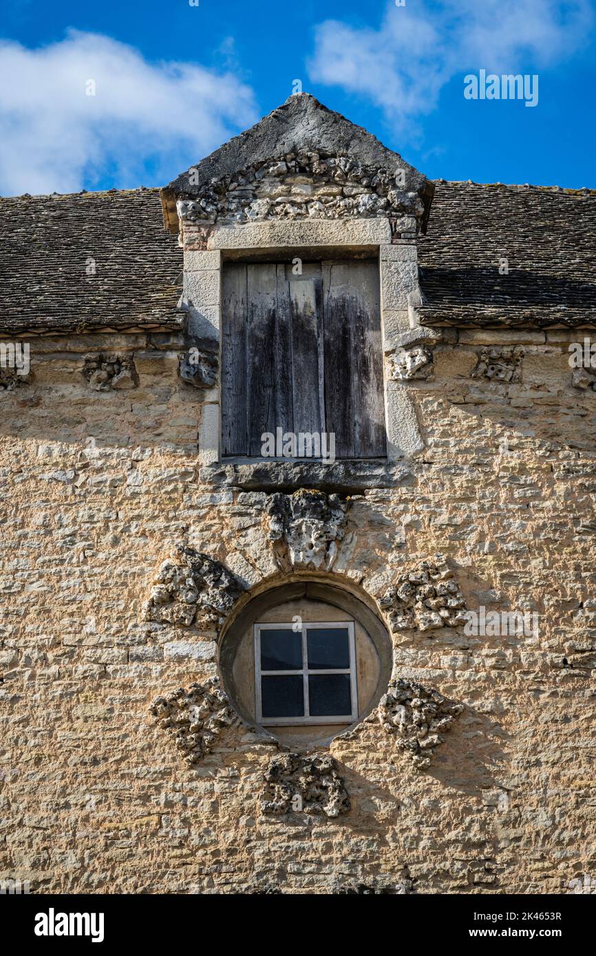 Architectural details in the village of Savigny-lès-Beaune, Burgundy ...