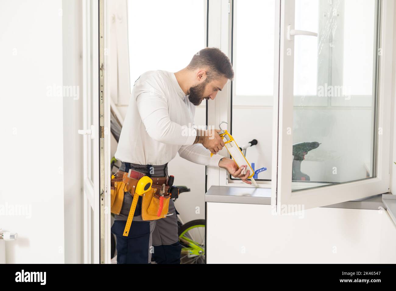 Man fitting window frame hi-res stock photography and images - Alamy