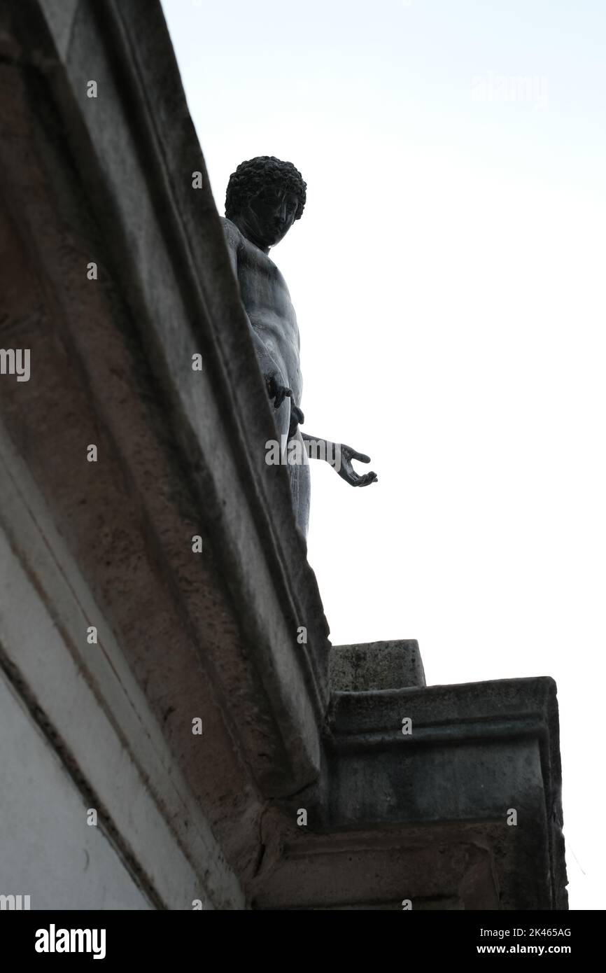 Ucl london statue hi-res stock photography and images - Alamy