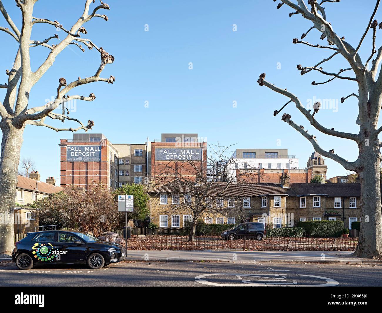 Landmark building seen in context. Pall Mall Deposit, London, United ...