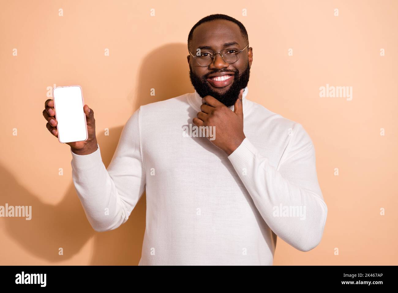 Photo of guy promoter demonstrate gadget new electronics offer wear ...