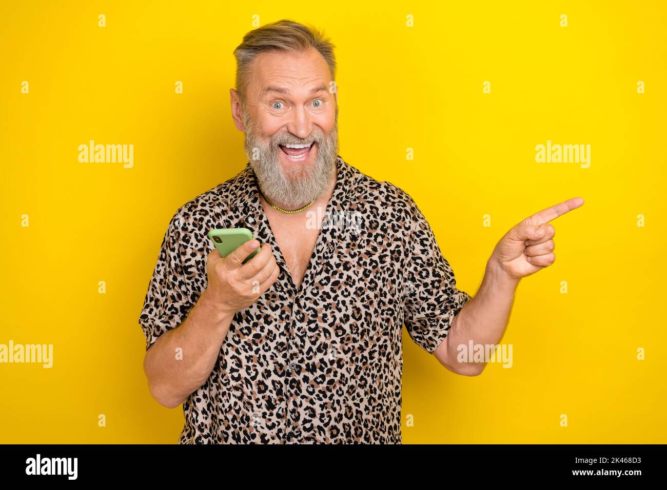 Photo portrait of attractive granddad gadget impressed point copyspace ...